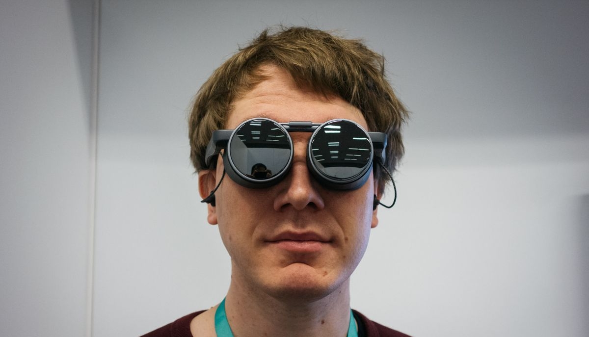 Panasonic is the first to dare to change the design of VR glasses ...